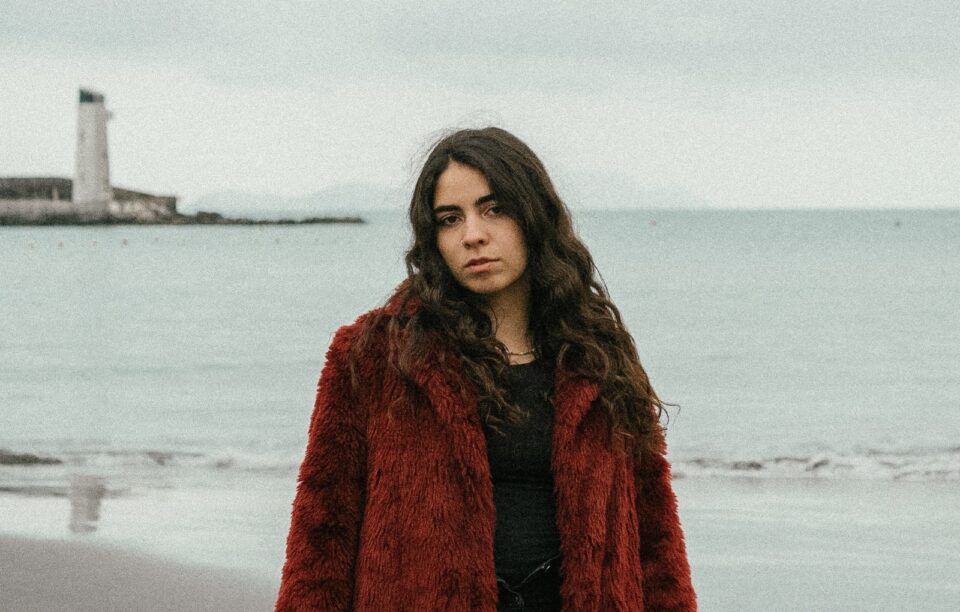Clara Yolks le canta al amor a distancia en tiempos digitales en ...